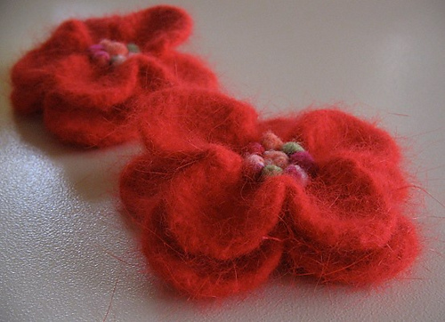 Ravelry: Flower Brooch pattern by Jo Sharp