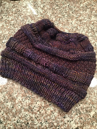 Ravelry: Shan's ponytail beanie pattern by Lisa Brooker