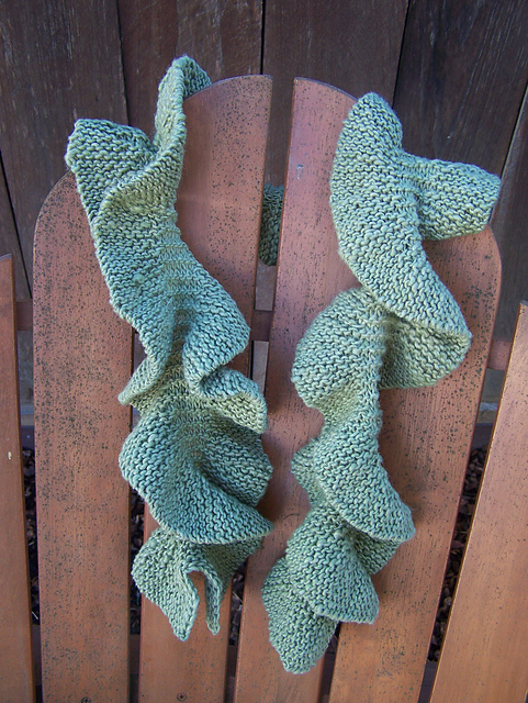 Ravelry: Short Row Ruffle Scarf pattern by Christina Berdoulay