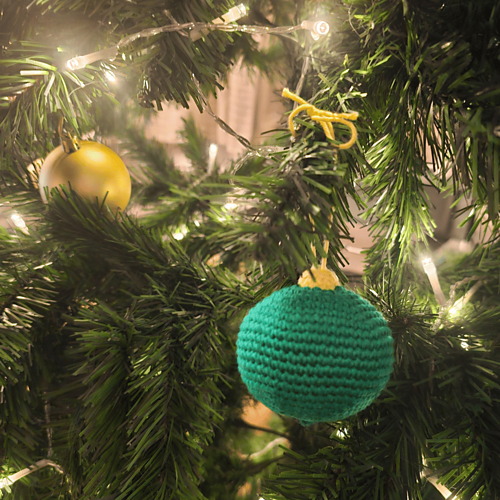 Ravelry: Simple Christmas Bauble pattern by Cilla Richards