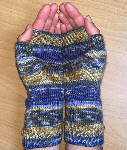 Ravelry: Wavy Mittens pattern by Cisca Travaille