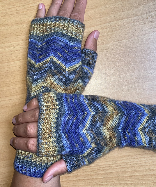 Ravelry: Wavy Mittens pattern by Cisca Travaille