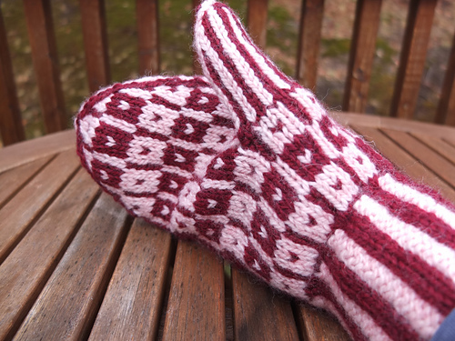 Ravelry: Multi-Pane Mittens pattern by Carolyn Kern