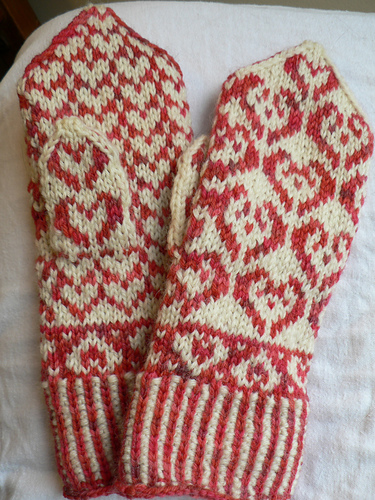 Ravelry: Heart mittens pattern by Ansku