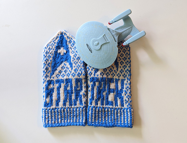 Ravelry: Starfleet Medical Mittens pattern by Tami Lin