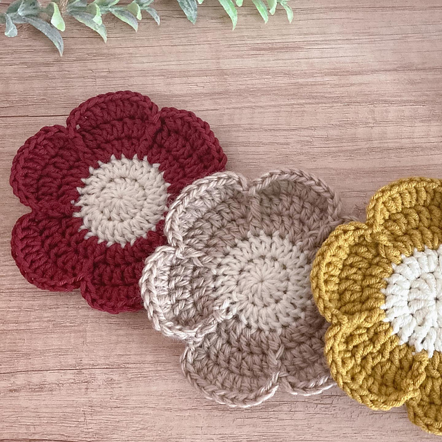 Ravelry: Simple flower coaster pattern by Tomoko Hori