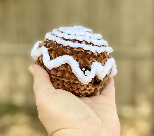 Ravelry: Amigurumi Cinnamon Roll pattern by Crafty Kitty Crochet