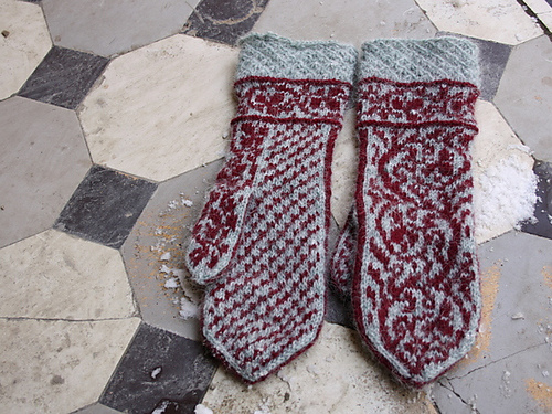 Ravelry: Irish Vine Mittens pattern by Natalia Moreva