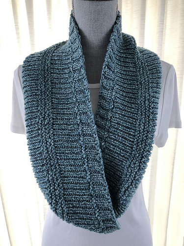 Ravelry: Neck Hugger Moebius pattern by YaYa Lovestoknit