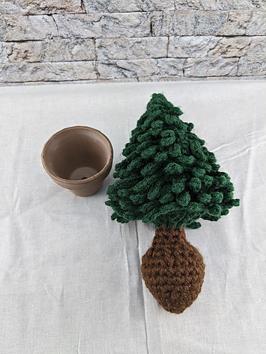 Ravelry: Small Christmas tree pattern by Lauren B Parks