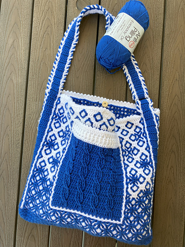 Ravelry: Fading Snowflakes Tote pattern by Kathryn A. Clark