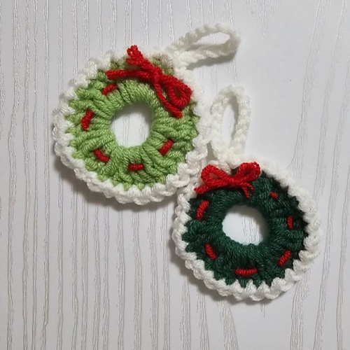 Ravelry: Christmas Wreath Ornaments pattern by Crochet Musings