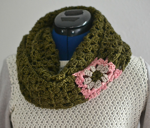 Ravelry: Granny square flower cowl pattern by Ana D