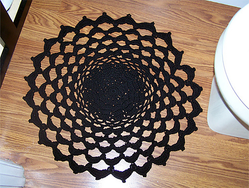 Ravelry: Round Throw Rug pattern by Danielle Bonacquisti