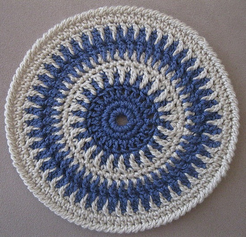 Ravelry: Round crochet table mat or potholder pattern by Daria Nassiboulina