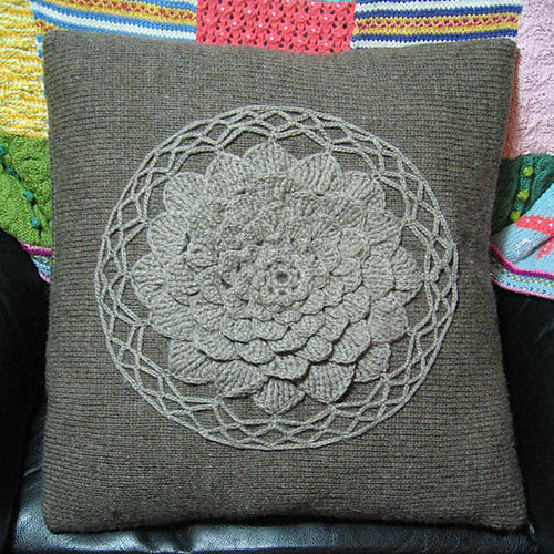 Ravelry: Crochet flower cushion pattern by Marie Wallin