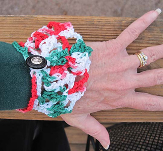 Ravelry: Christmas Capelet Cuff pattern by Kathy North