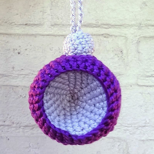 Ravelry: Hollow Christmas Tree Bauble pattern by Marjolein Flick