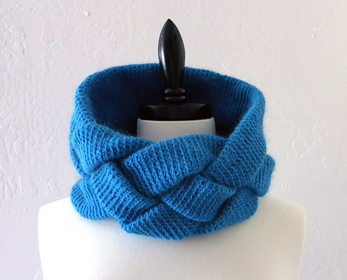 Ravelry: Braided Cowl pattern by Deja Joy