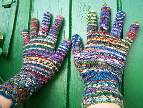 Ravelry: 114-17 Gloves with zigzag pattern pattern by DROPS design