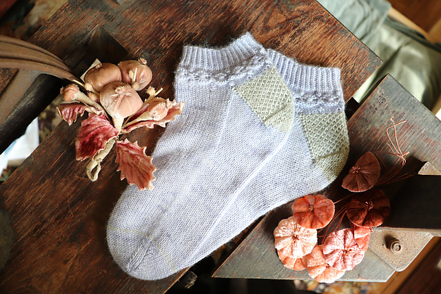 Ravelry: Daisy Crown Socks pattern by kao / amumu