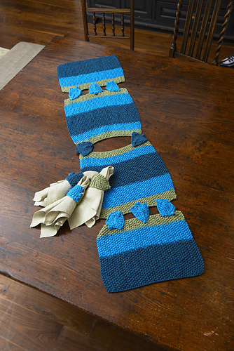 Ravelry: Dreidel Table Runner & Napkin Rings pattern by Ann Regis