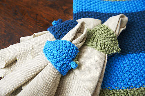 Ravelry: Dreidel Table Runner & Napkin Rings pattern by Ann Regis