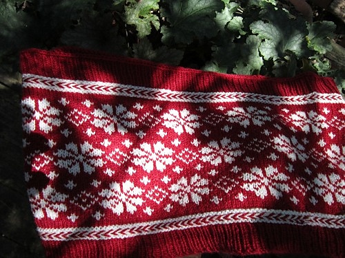 Ravelry: Jhaampe Cowl pattern by Elizabeth Ravenwood