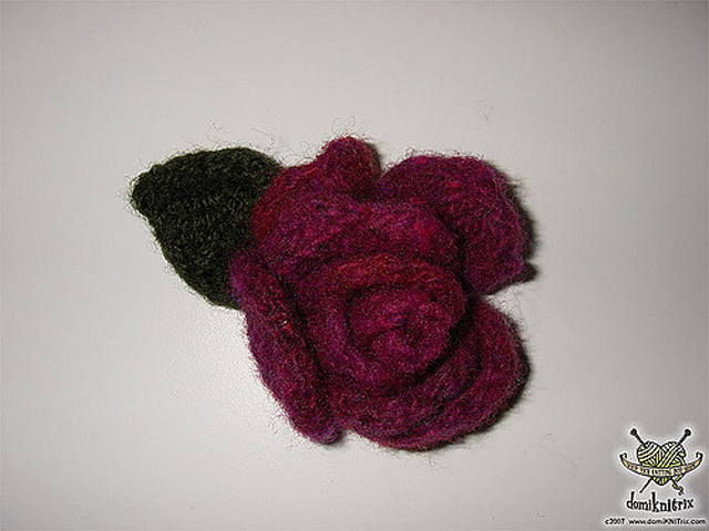 Ravelry: Flower Pins pattern by Jennifer Stafford