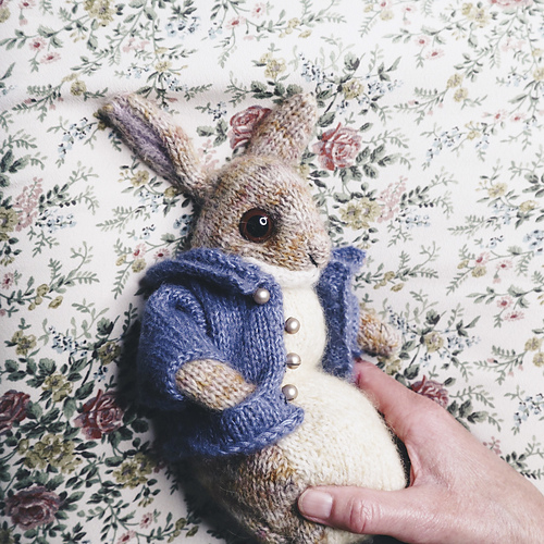 Ravelry: Rabbit and carrots pattern by Claire Garland