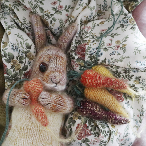 Ravelry: Rabbit and carrots pattern by Claire Garland