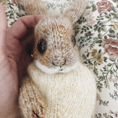 Ravelry: Rabbit and carrots pattern by Claire Garland