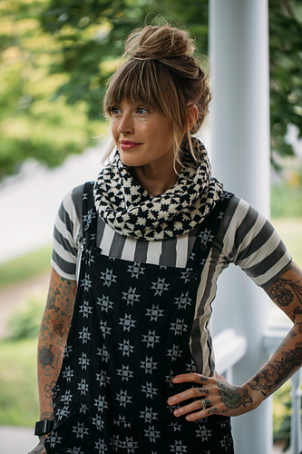 Ravelry: Frame Your Face Cowl pattern by Andrea Mowry