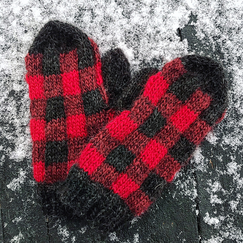 Ravelry: Buffalopi Plaid Mittens pattern by Dina Rosbeck