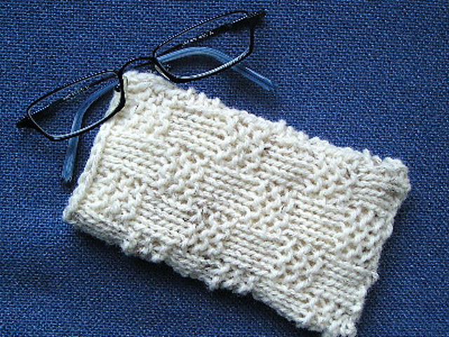Ravelry: knit 'n purse eye glass case pattern by Anke Van Doorne