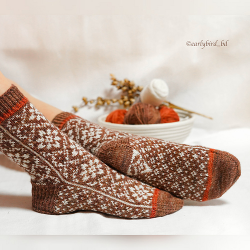 Ravelry: Frosty Flowers Socks pattern by Runningyarn