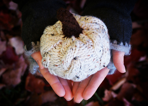 Ravelry: Cable Knit Pumpkins pattern by Erin Black