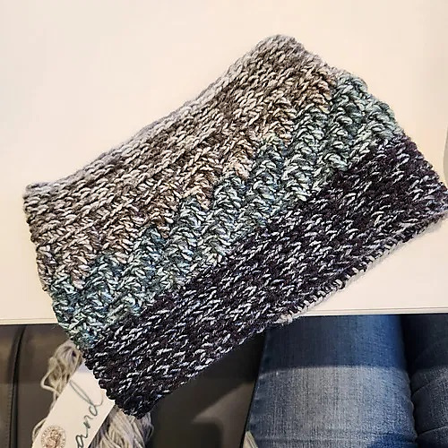 Ravelry: Drop Twist Headband pattern by Emma Neubert