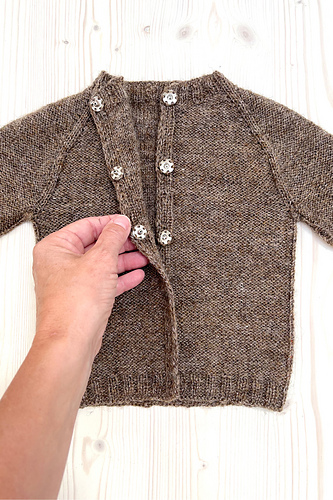 Ravelry: KBG 27 Mini Boyfriend Cardigan pattern by einrúm