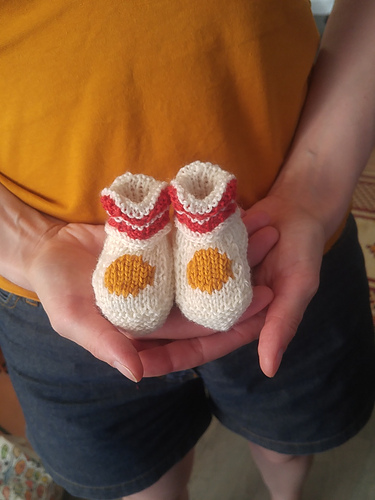 Ravelry: Bacon & Eggs Booties pattern by Kathie Popadin