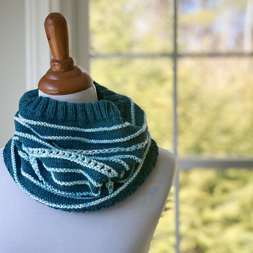 Ravelry: Cresta Cowl pattern by Elizabeth Smith