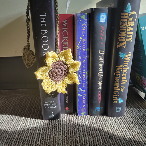 Ravelry: Sunflower Bookmark pattern by Sophie Teagarden