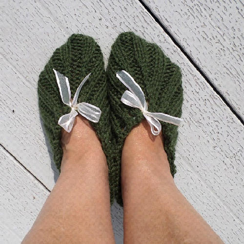 Ravelry: Ribby Cosy Slippers pattern by Esther Kate
