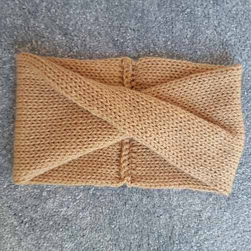 Ravelry: Camel Twist Headband pattern by Esther Kate