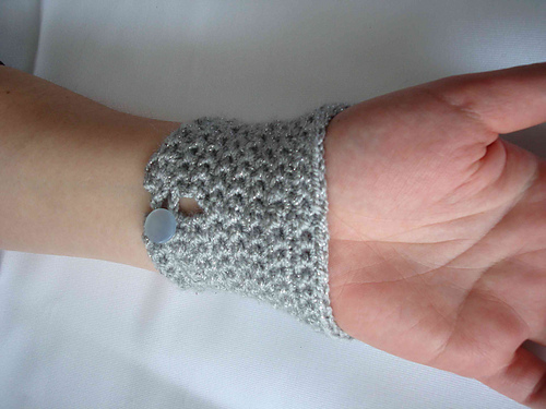 Ravelry: Fantasy Gauntlets pattern by Cyla No