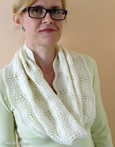 Ravelry: Feather Lace Cowl pattern by Ewelina Murach