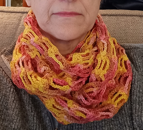 Ravelry: Shell Net Cowl pattern by Ryan Hollist