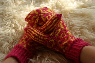 Ravelry: fak's Cheetah mittens