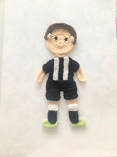 Ravelry: Footballer Applique - Newcastle pattern by Fiona Wilkinson