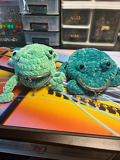 Ravelry: Frog coin purse pattern by Steph R